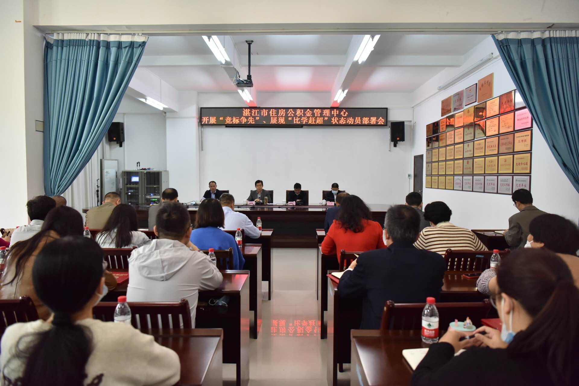 铆足“比”的劲头，继续当好先进和标兵